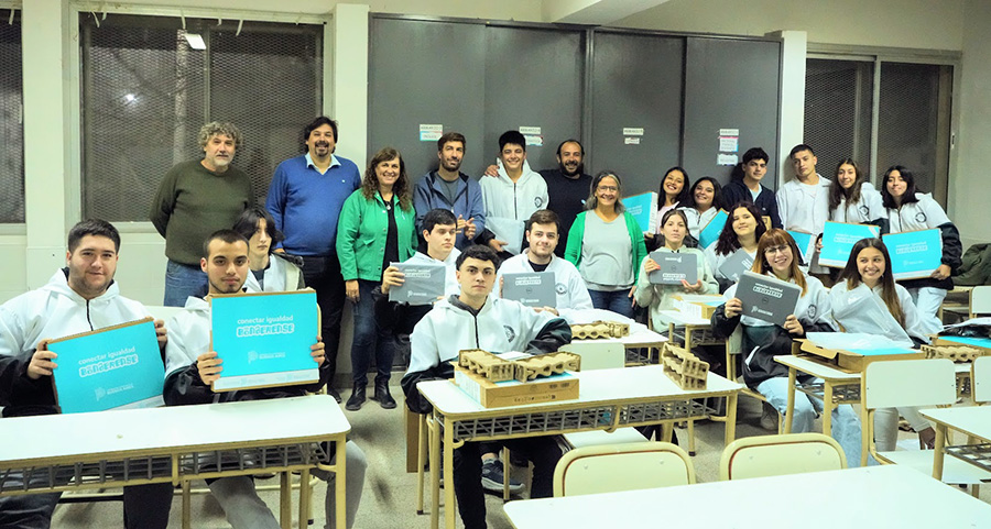 Las netbooks llegaron a la Técnica 2 de Gowland
